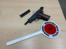 "Buon anno e non mi fate incazza'!" E spara (a salve) in un locale. La ...